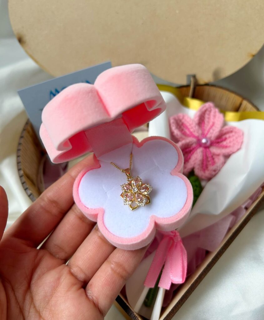 Box Moana collar flor - Cocoa Panda